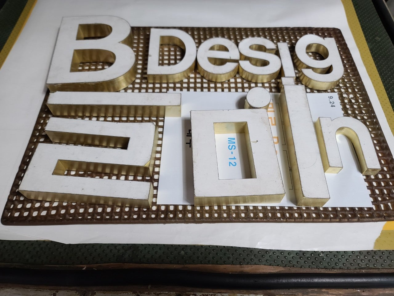 홍성 간판 미르 B Design 스테인리스 발색 전 후광 조명간판과 스테인리스 발색 비조명 채널 홍성으로 배송 네이버 블로그